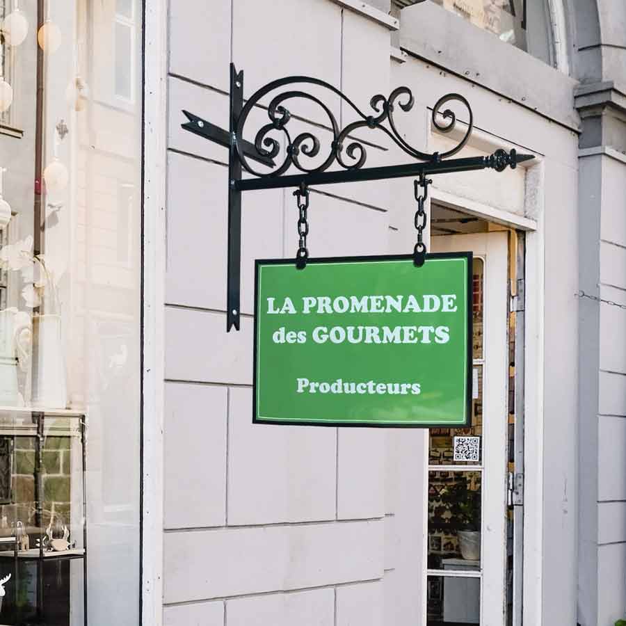 Enseigne émaillée rectangle sur potence en fer forgé arabesques – Plomeis
